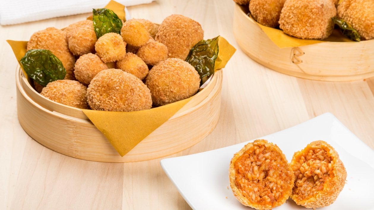 Fritto all’italiana con crocchette, arancini, supplì e mozzarella in ...