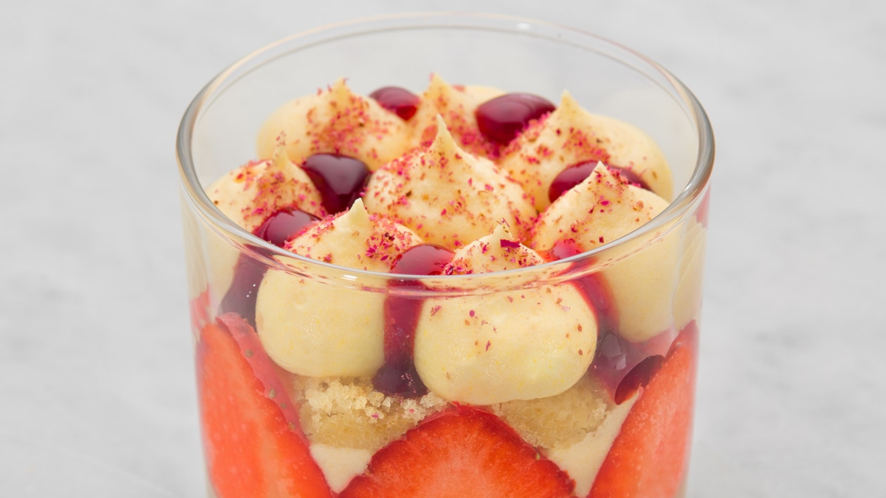 Tiramisù alle fragole e crumble classico con topping alla fragola - Ricetta